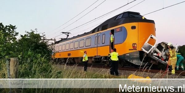 Auto onder trein in Echten(Video)