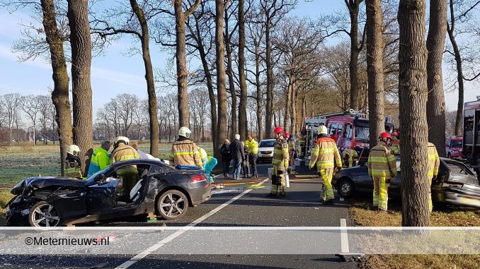 Frontale aanrijding tussen twee auto’s in Dalfsen (Video)