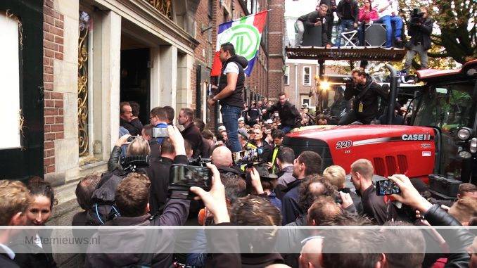 Boeren dringen provinciehuis binnen (Video)