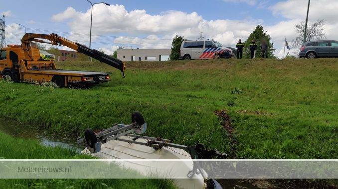 Trailer met boot de sloot in op A28 Assen(Video) | Meternieuws.nl