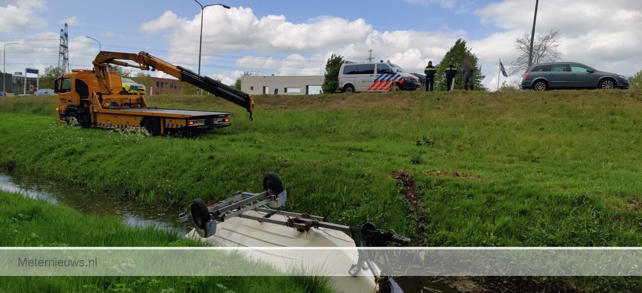 BOOT ACHTER AUTO WEG DE SLOOT IN ASSEN