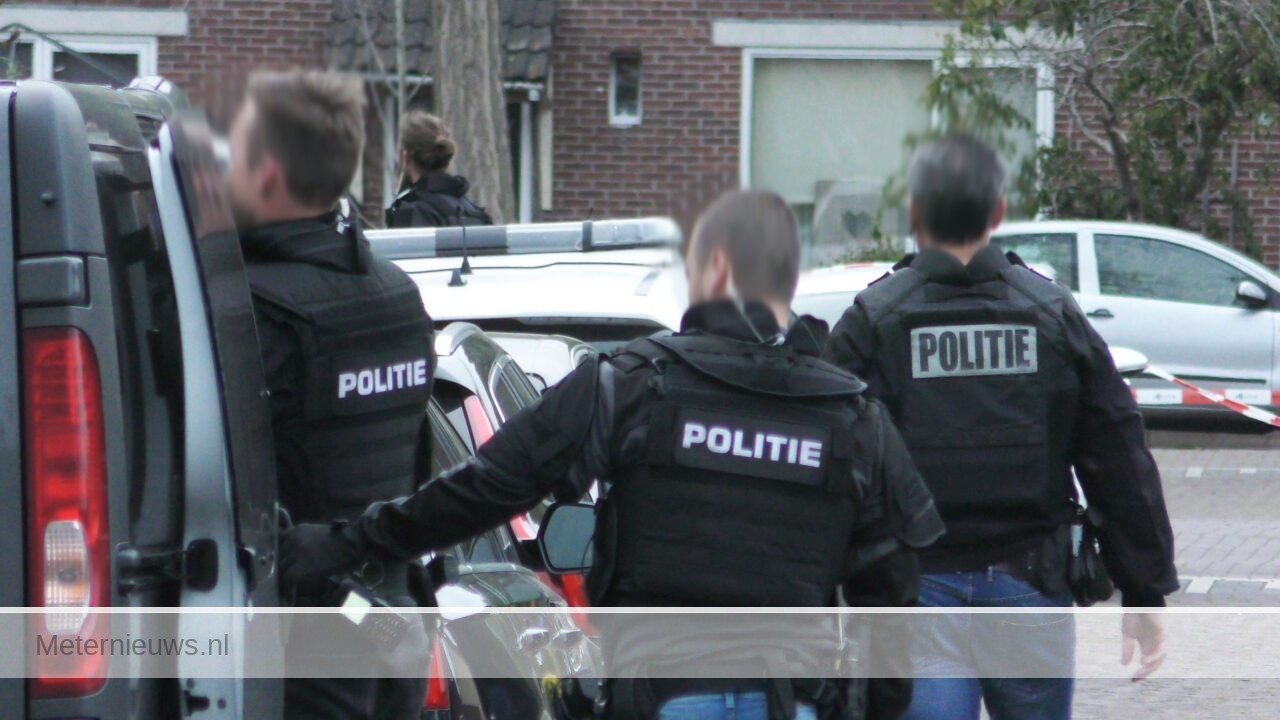 Arrestatieteam haalt man uit woning Stadskanaal (Video)