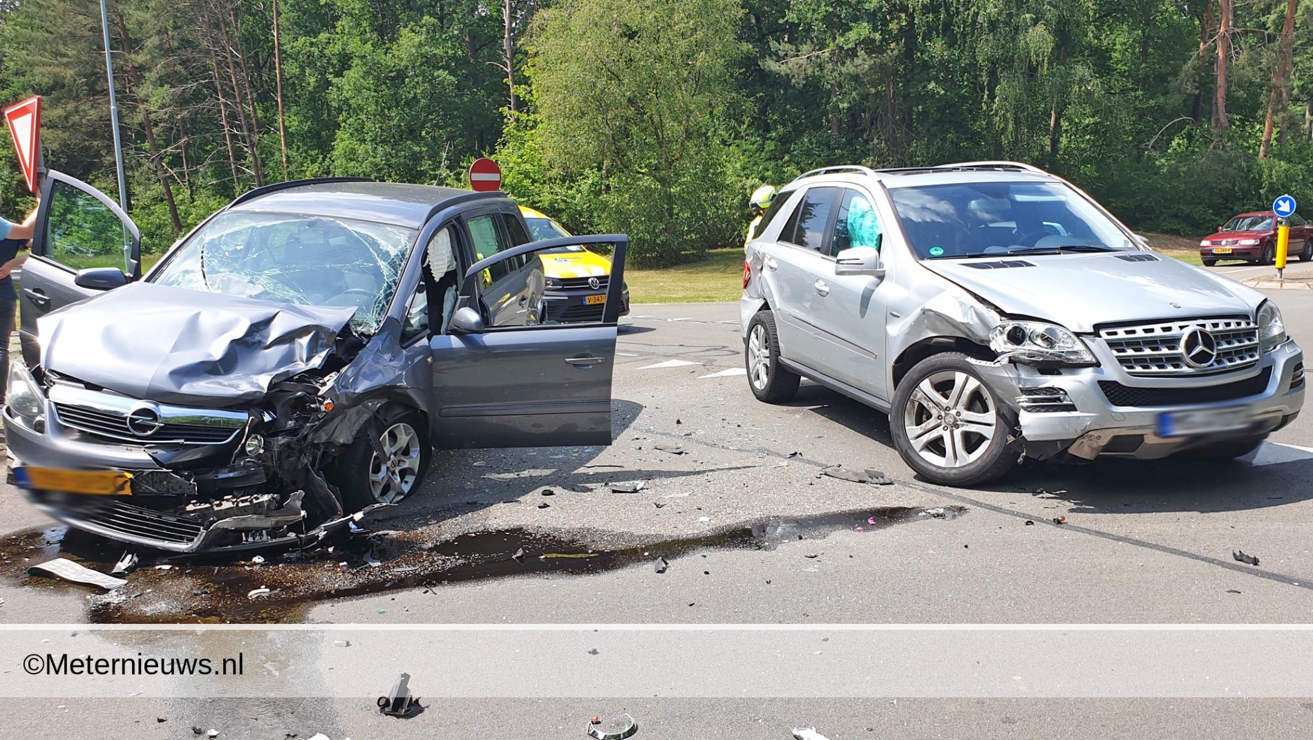 Auto’s botsen op kruising Emmen (Video)