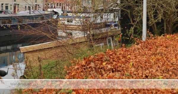 Woonboot dreigt in Groningen te zinken (Video)