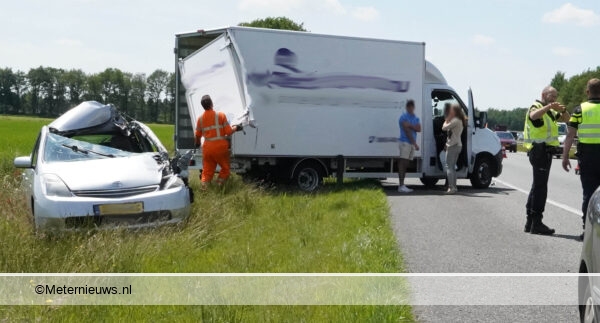 Vrachtwagen en personenauto botsen op A28 Assen(Video)