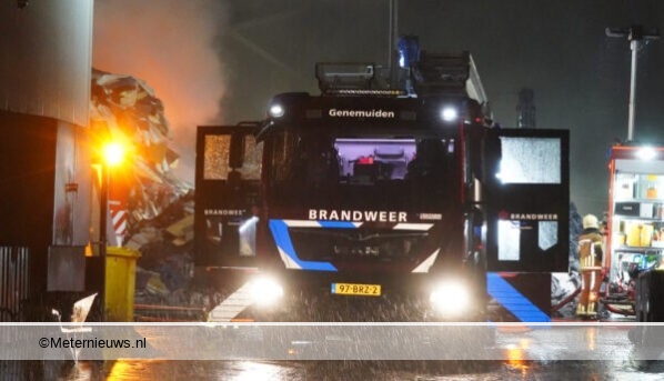 Zeer grote brand bij afval verwerker in Genemuiden(Video)