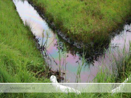 Vermoedelijk diesel in sloot water Assen (Video)
