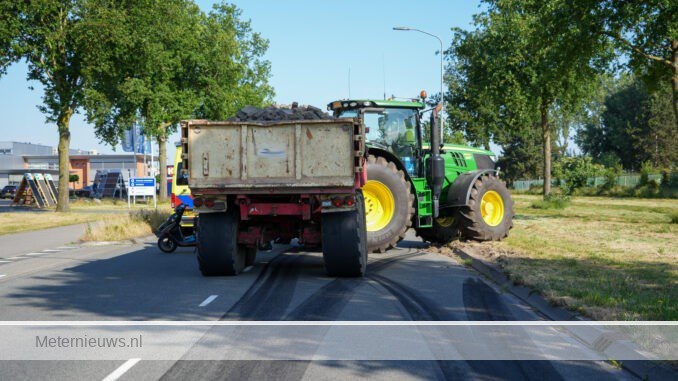 Landbouwtrekker trek enorm remspoor om aanrijding te voorkomen met ...