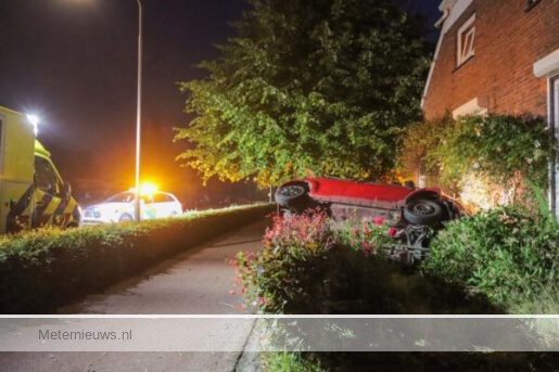 Auto op zijkant in tuin woning (Video)