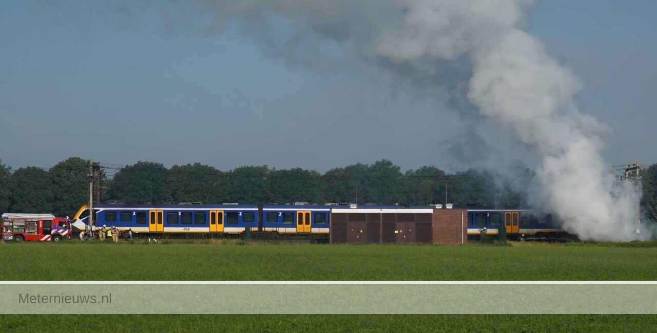 Trein in brand na aanrijding auto in Loon(Video)