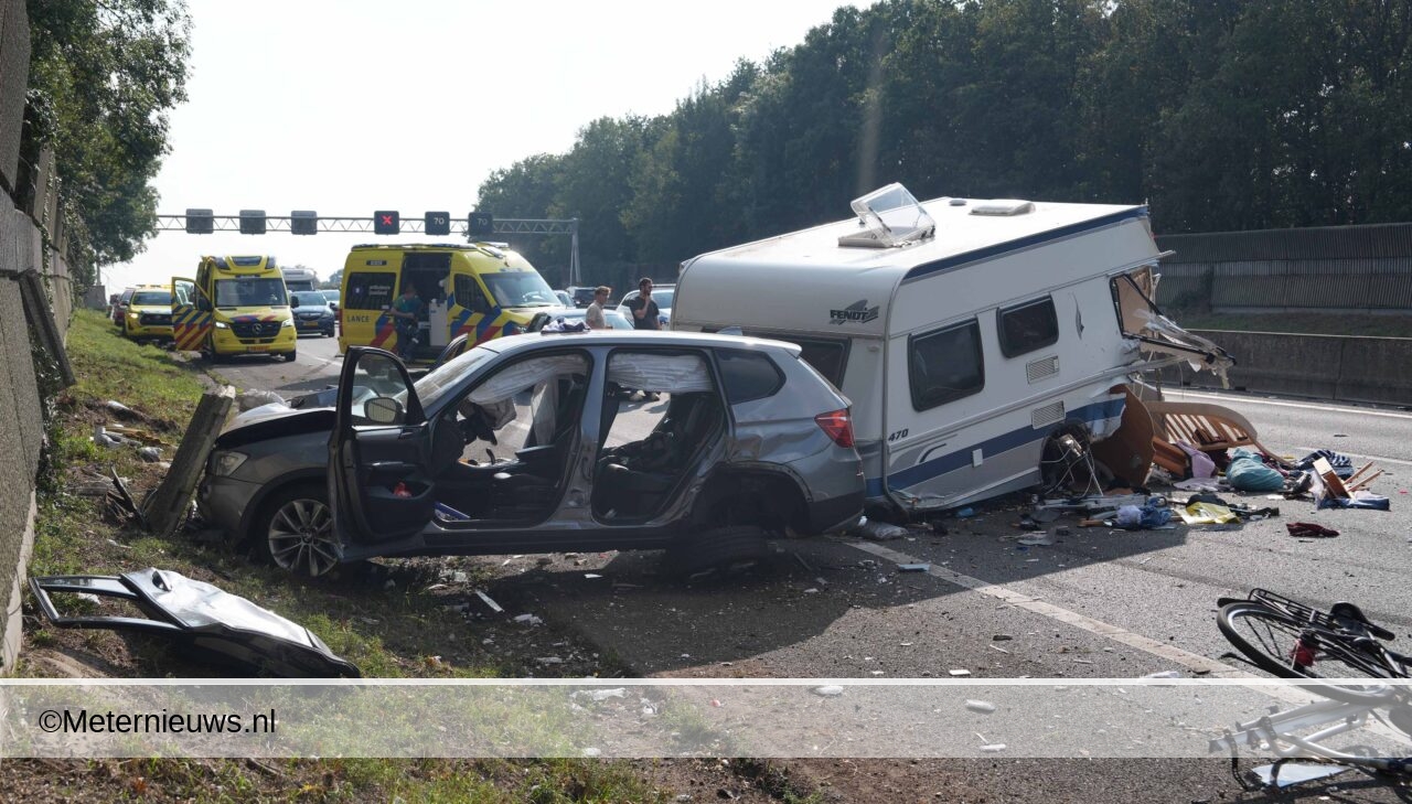 Twee ernstig gewonden na ongeval met caravan op A28 bij Staphorst(Video) | - Oozo.nl
