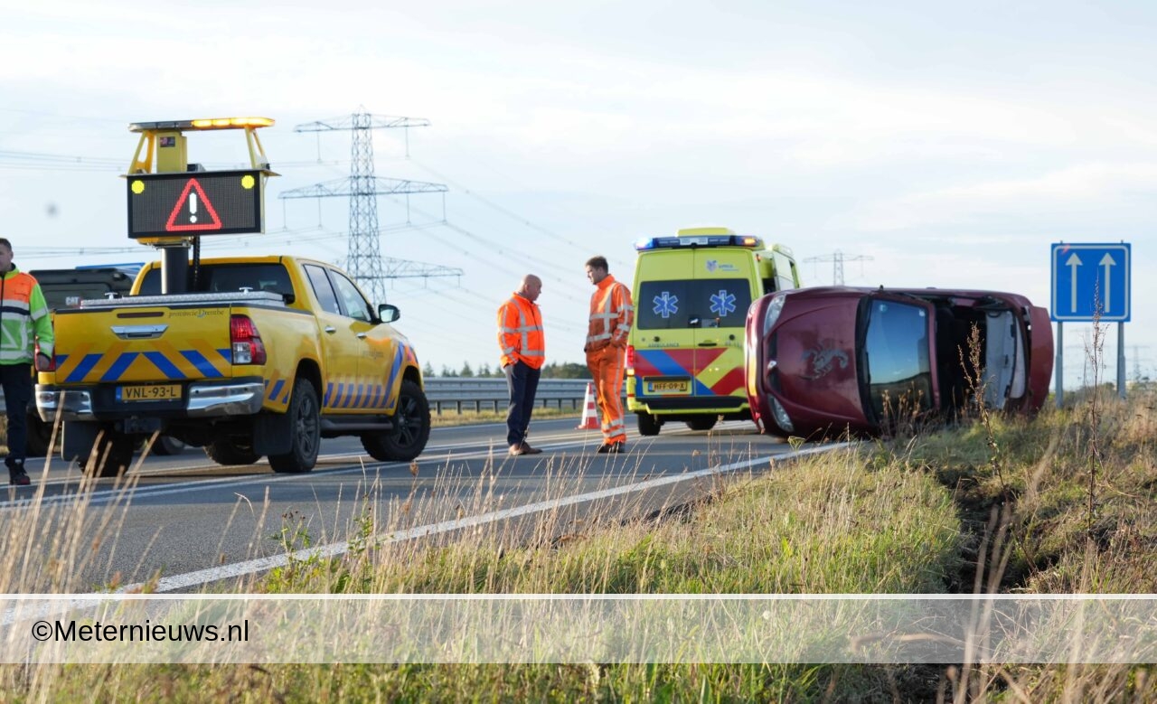 Auto op zijkant na ongeval op N34 bij Emmen(Video)