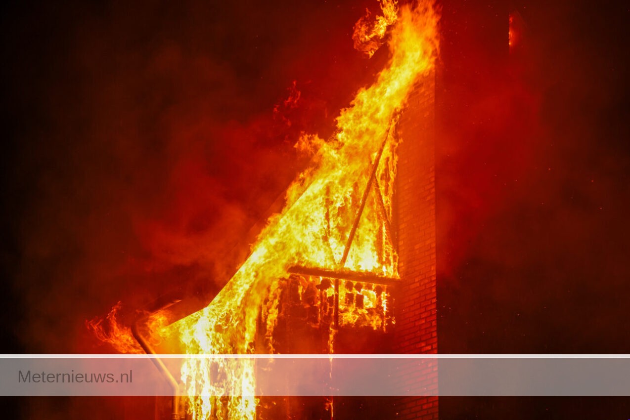 Uitslaande woningbrand door blikseminslag in Leek(Video)