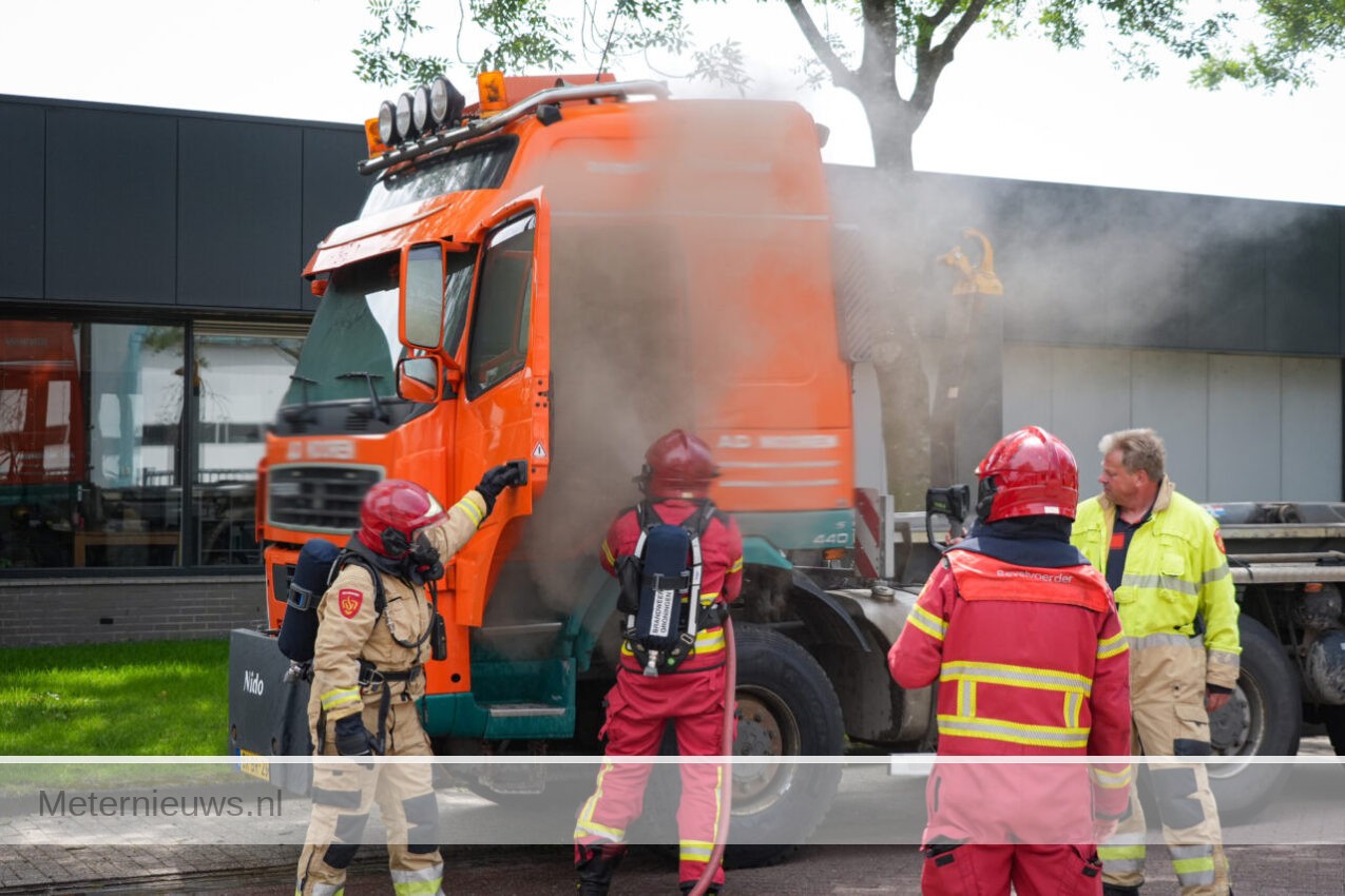 Cabine vrachtwagen in de brand in Groningen(Video)